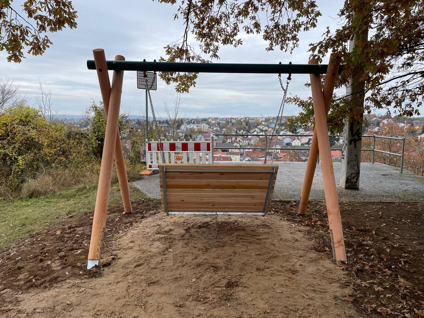 Panorama-Schaukeln bieten Blick über Estenfeld bis nach Würzburg ...